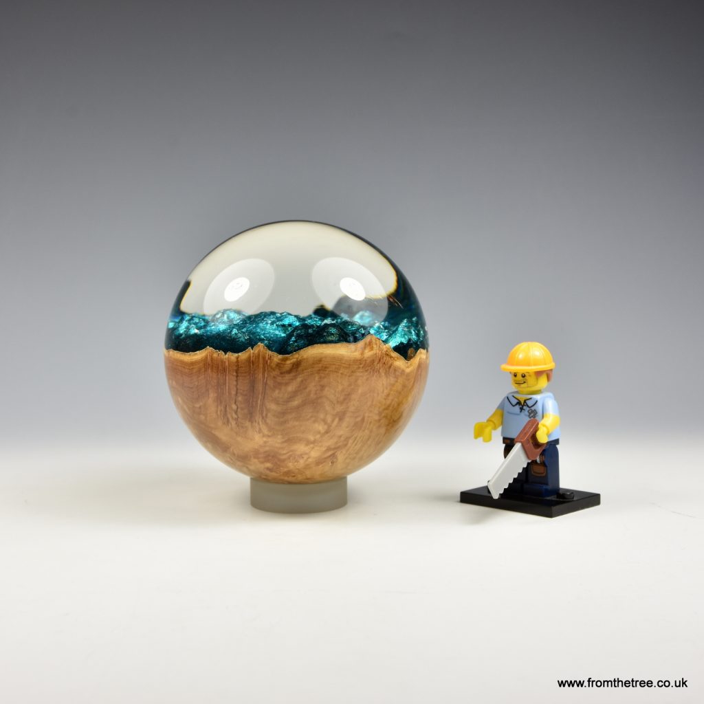 Resin sphere with blue | DICTUM Handwerksgalerie