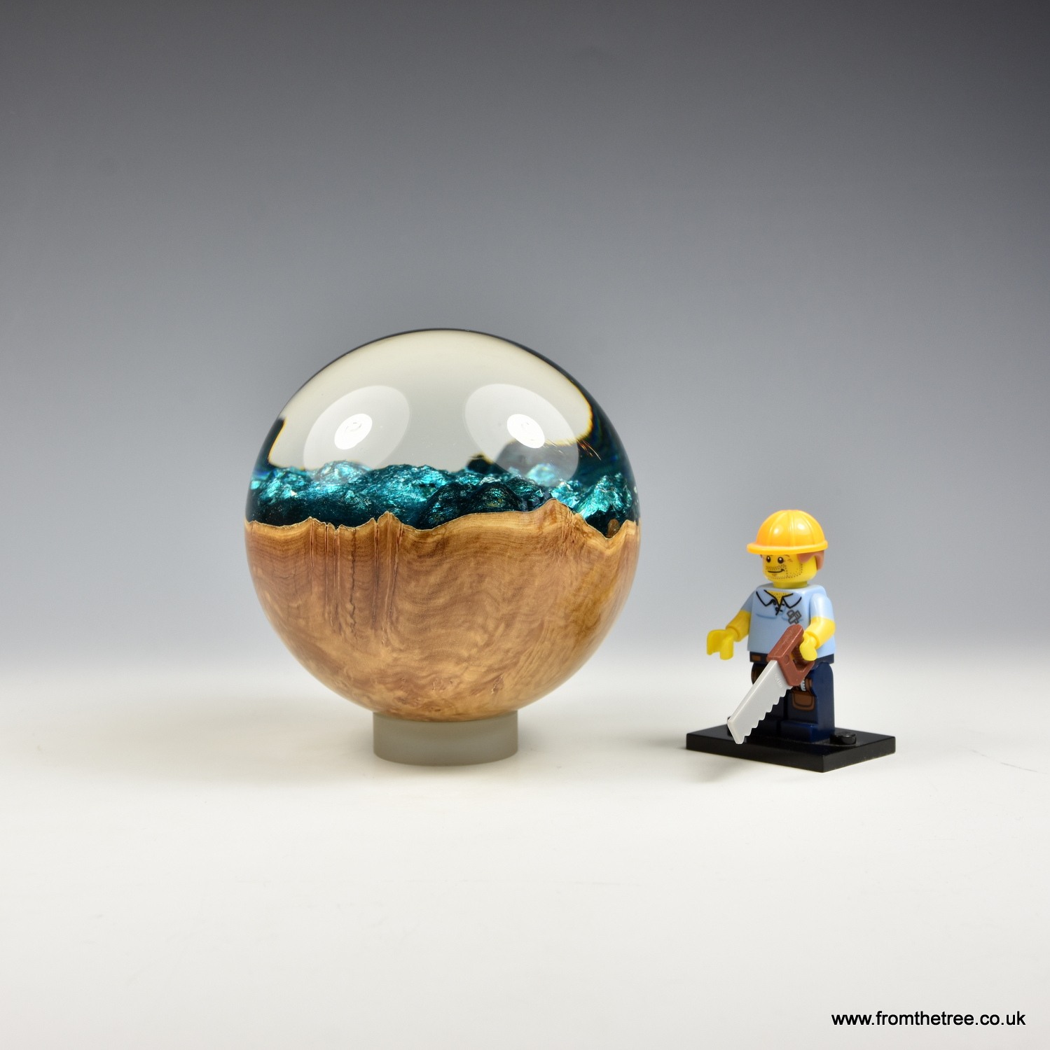 Resin sphere with blue | DICTUM Handwerksgalerie