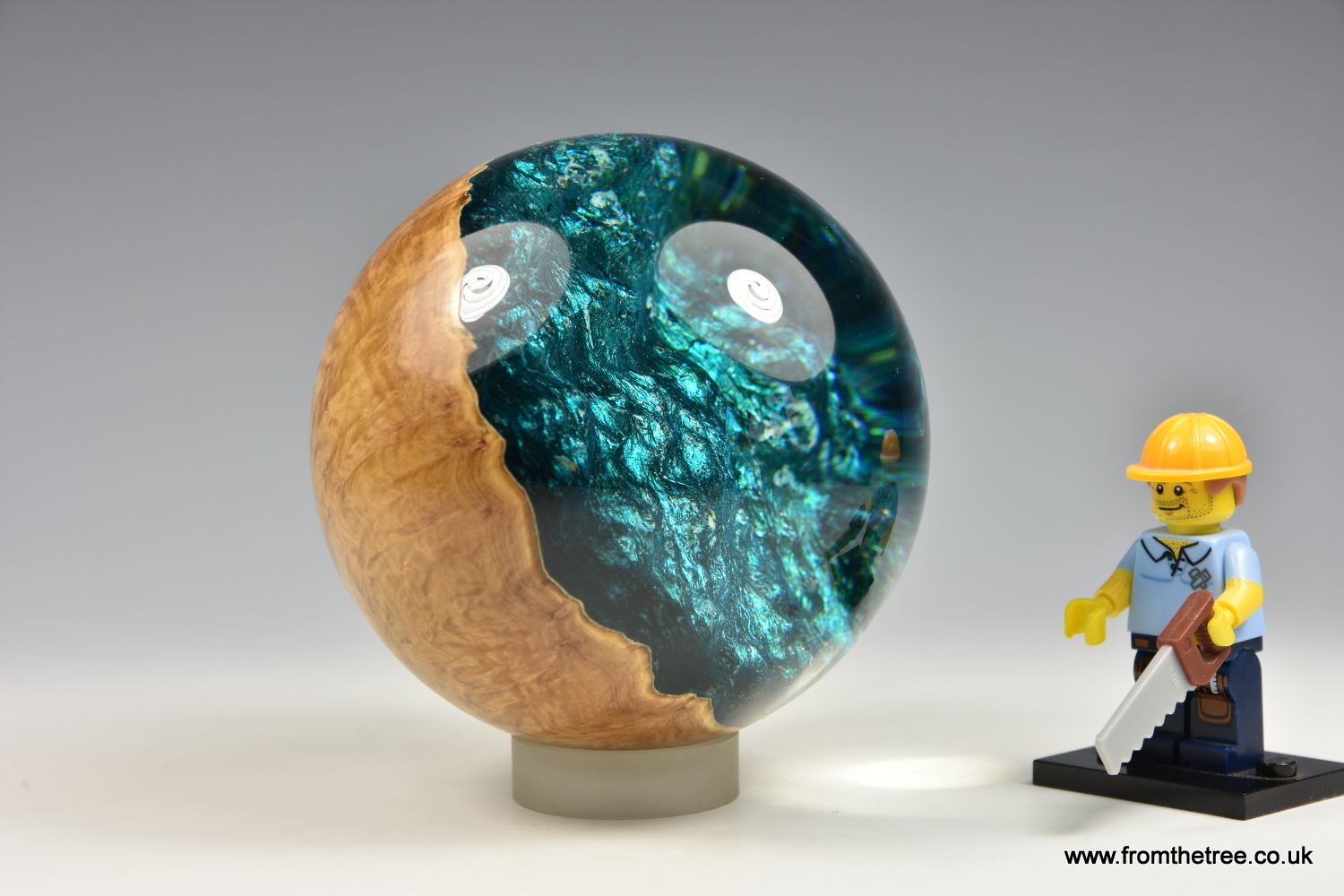 Resin sphere with blue | DICTUM Handwerksgalerie